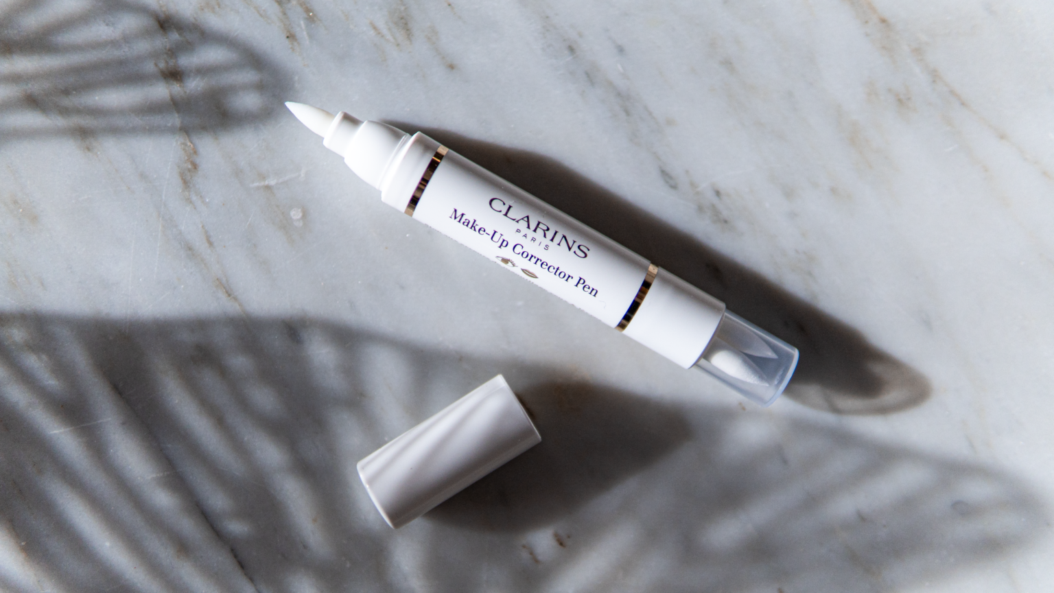 Corriger son maquillage avec le Make Up Corrector Pen de Clarins ...